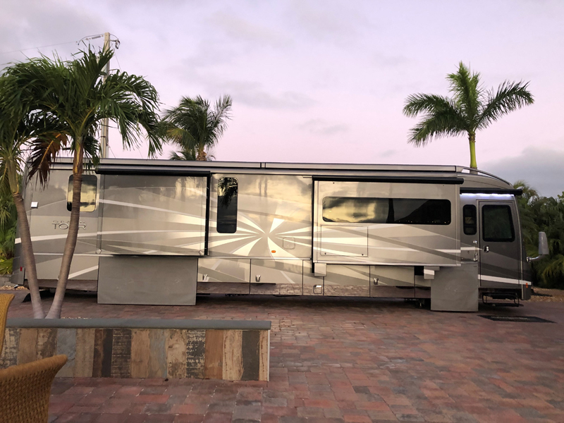 2017 Winnebago Grand TourQuad Slide