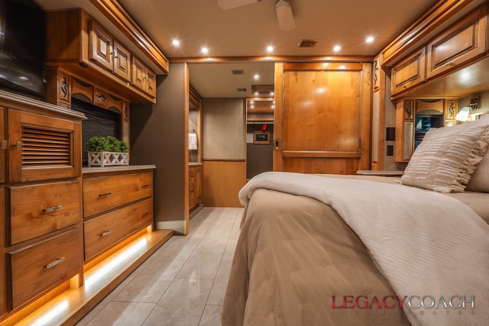 2019 Tiffin Phaeton 44OH Quad Slide