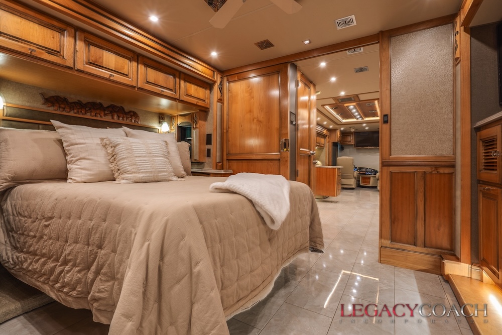 2019 Tiffin Phaeton 44OH Quad Slide